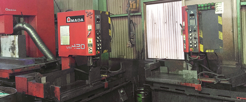 AMADA（アマダ）-設備紹介｜株式会社日鉄（にってつ）｜愛知県を中心に全国に特殊鋼・鋳鉄の販売、及びそれらに付帯する業務全般を行っております。